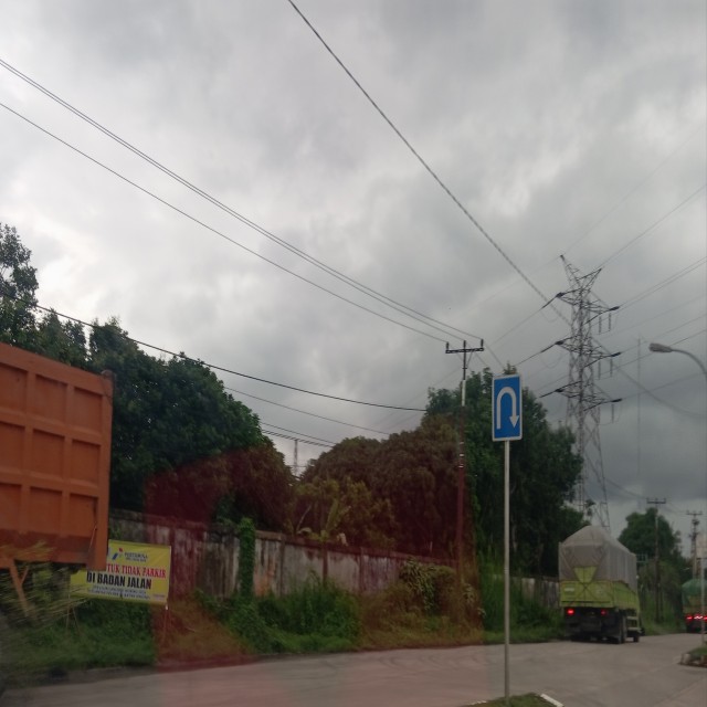 Meski Telah Dipasang Spanduk Larangan, Jalur 2 Gardu PLN Tetap Jadi ...